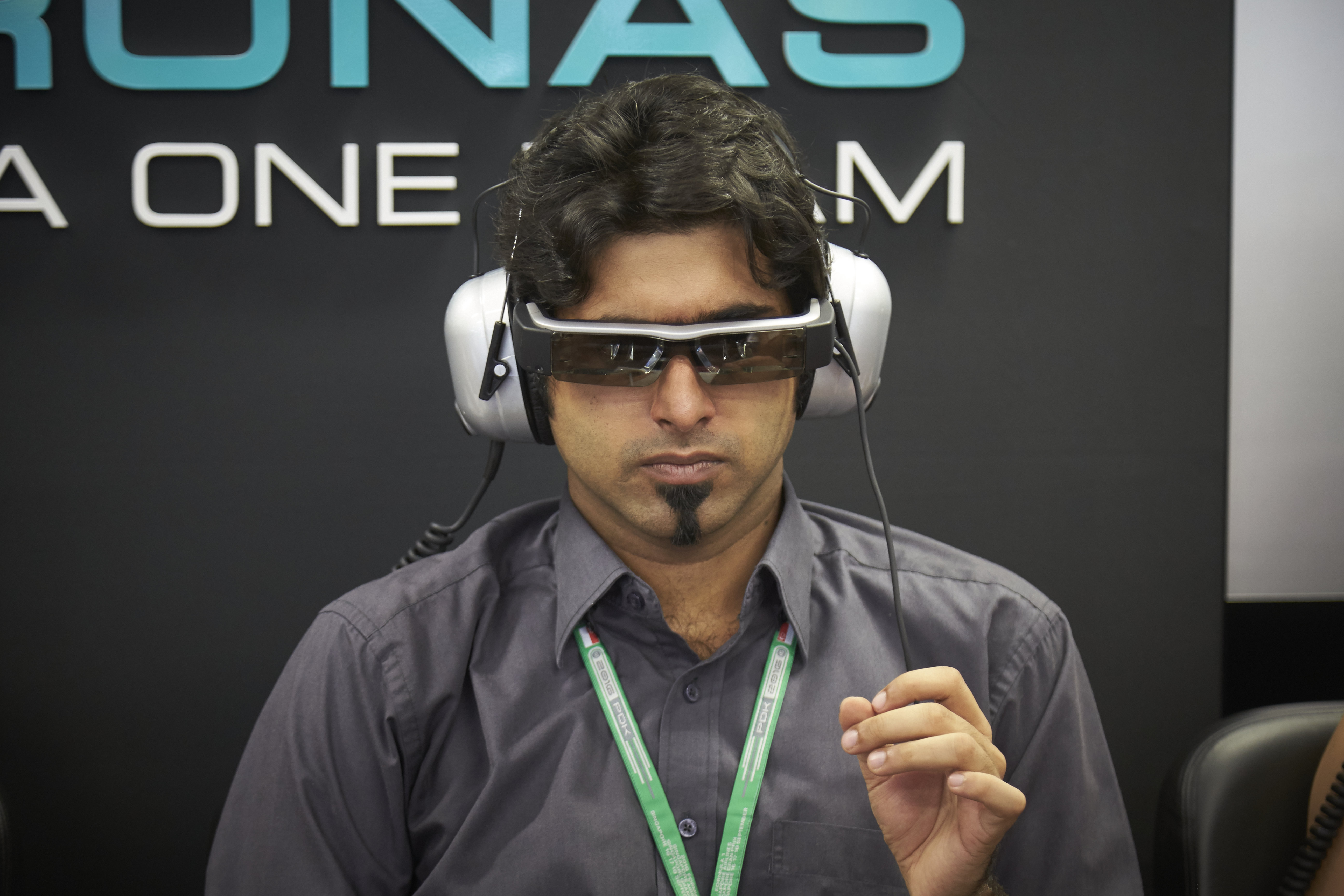 Formel-1-Team MERCEDES AMG PETRONAS nutzt Moverio für Blick in die Box ...